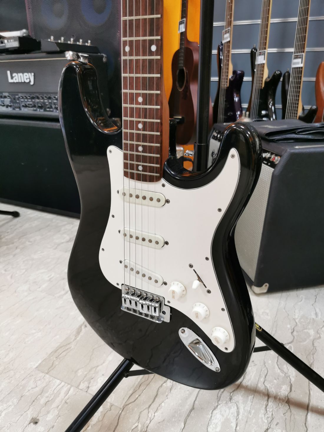 Samick LS-10 BK Chitarra Elettrica Stile Strato Nera - Usato - Banco Degli Strumenti - Compra e ...