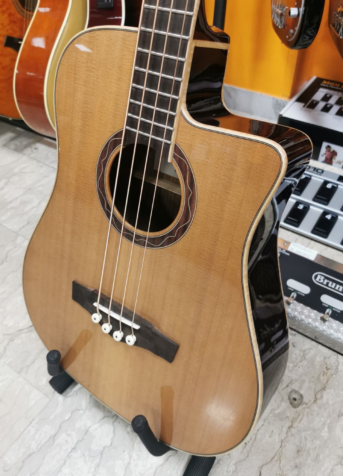 Eko MIA IV Bass EQ Natural Basso acustico cutaway elettrificato ...