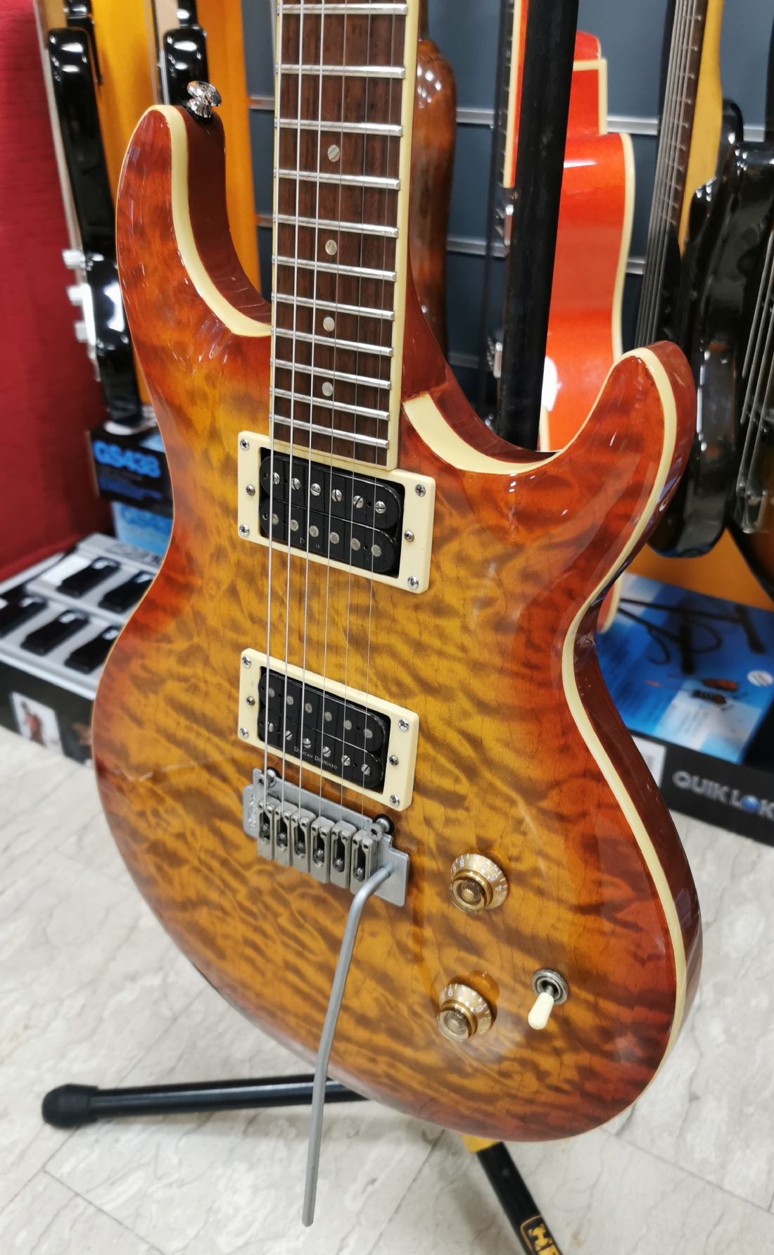 Greg Bennett Ultramatic UM4 OS Chitarra elettrica 22 tasti - Orange ...