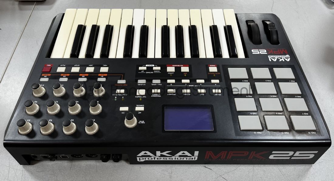 Akai MPK 25 Master keyboard 25 tasti con arpeggiatore - Usato - Banco ...