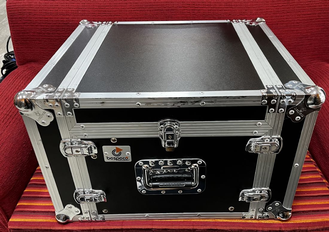 Bespeco Cromix6u con portamixer Flight case in alluminio con portamixer ...