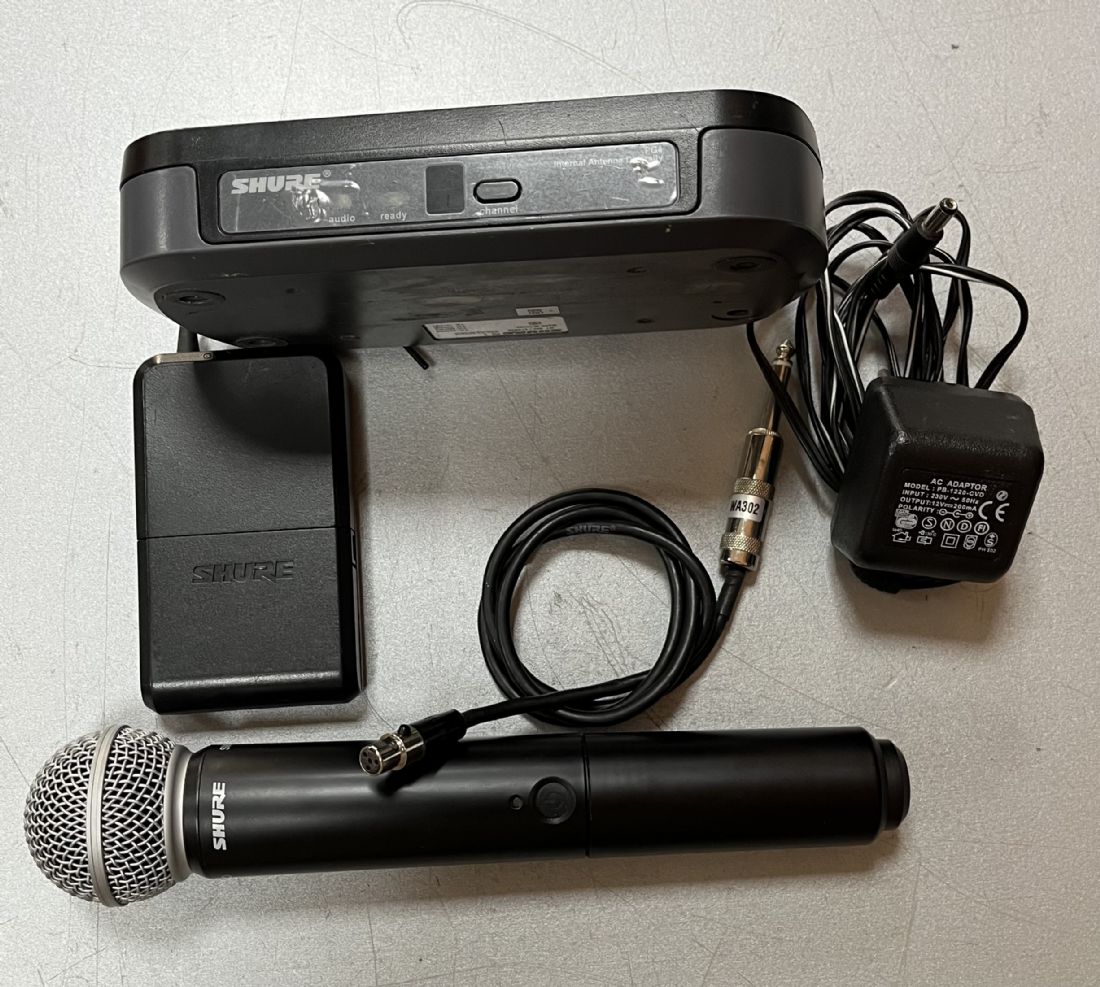 Shure SM58/PG4/PG1 Kit Microfono senza fili con stazione e bodypack - Usato - Banco Degli ...